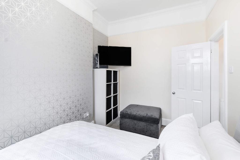 2 Bedroom Upper Cottage Flat For Sale In Swinton Road Baillieston