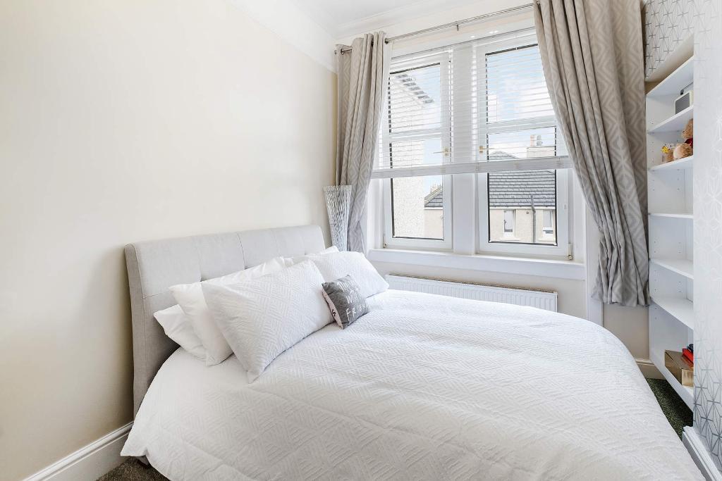 2 Bedroom Upper Cottage Flat For Sale In Swinton Road Baillieston